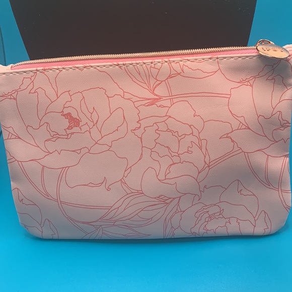 ipsy | Bags | Ipsy Bagfree Makeup Sample Inside | Poshmark